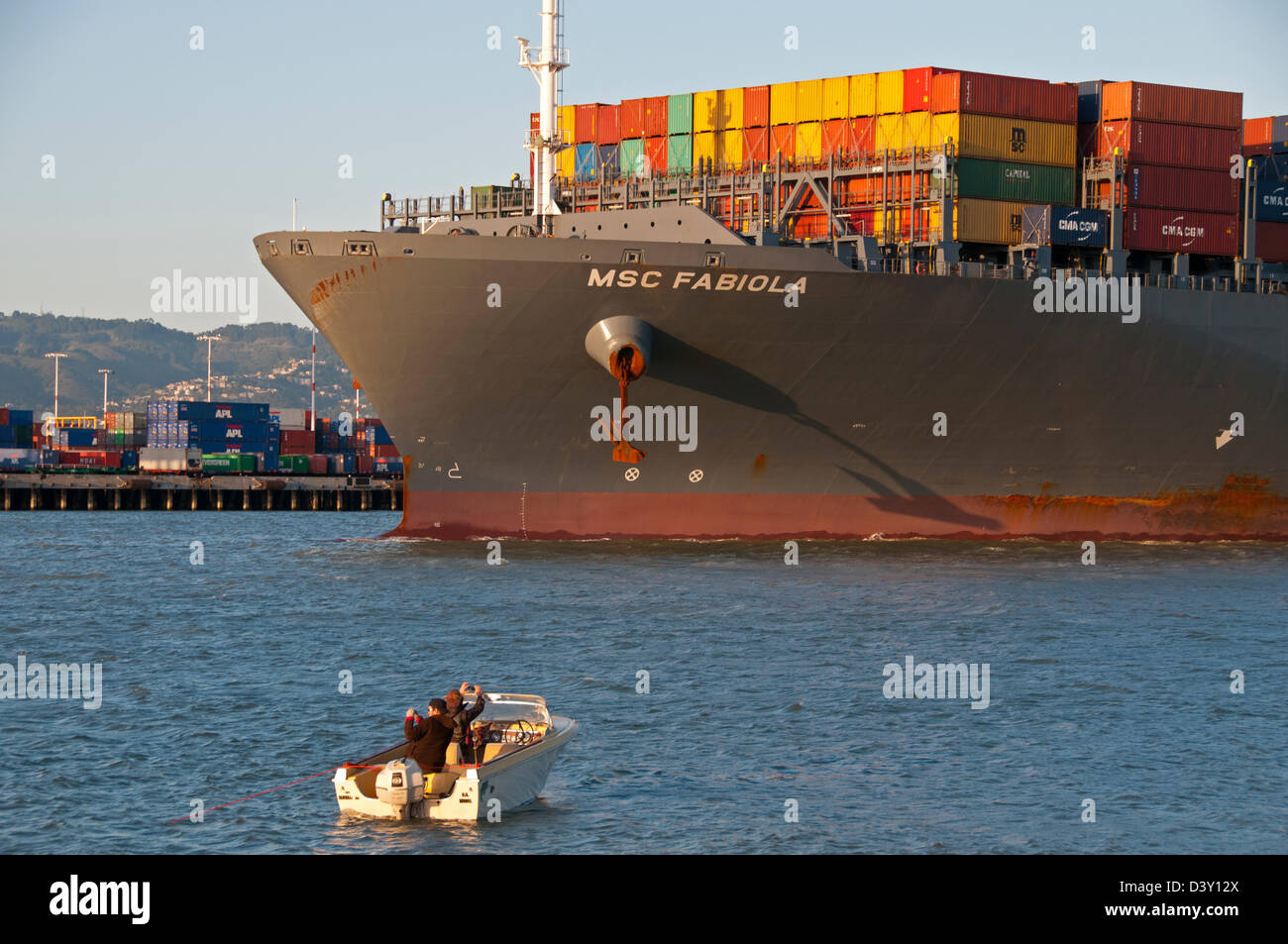 Das Containerschiff MSC Fabiola, das größte dieser Schiffe, dock in ...