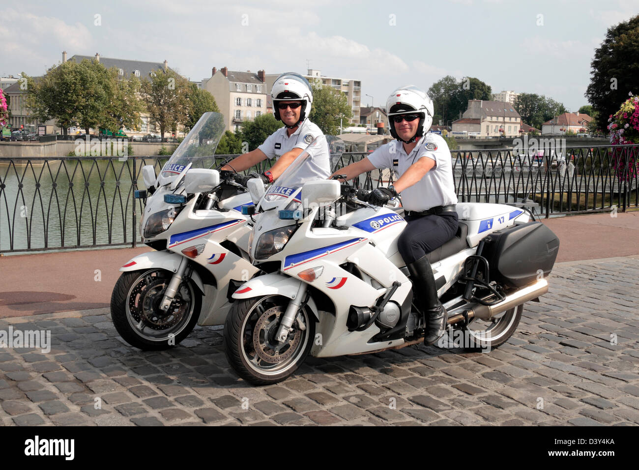 Zwei französische Motorrad nationalen Polizisten auf Patrouille in ...