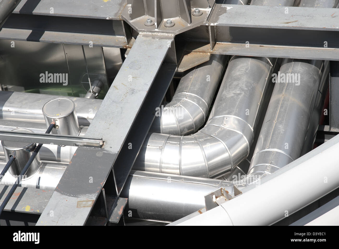 Kabelrohre aus metall -Fotos und -Bildmaterial in hoher Auflösung – Alamy