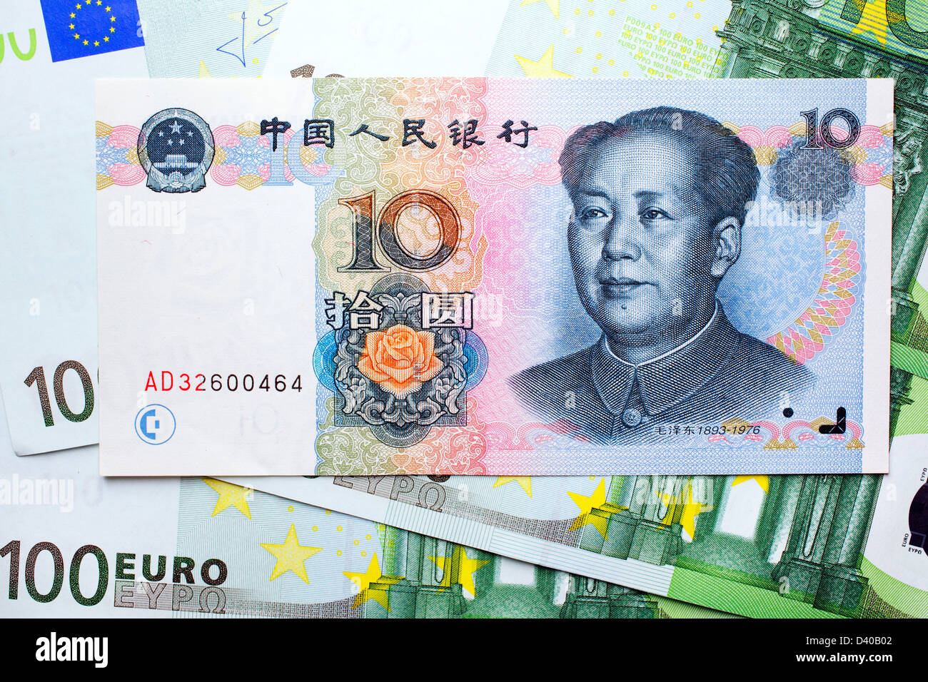 10 Yuan-Banknote mit Mao Zedong und 100 Euro-Banknoten als Hintergrund ...