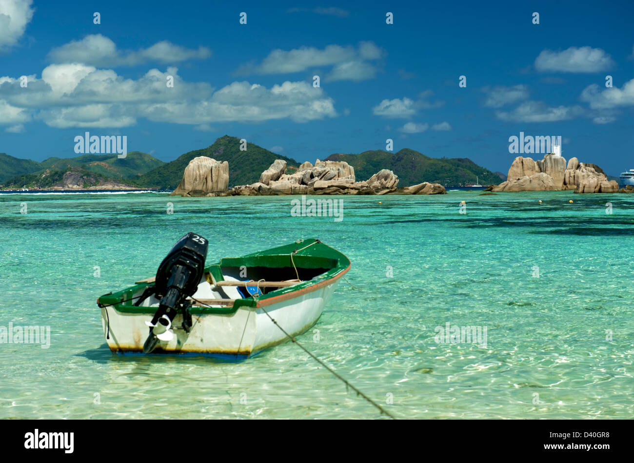 Ein Boot auf den Strand von La Dique auf den Seychellen Stockfotografie ...