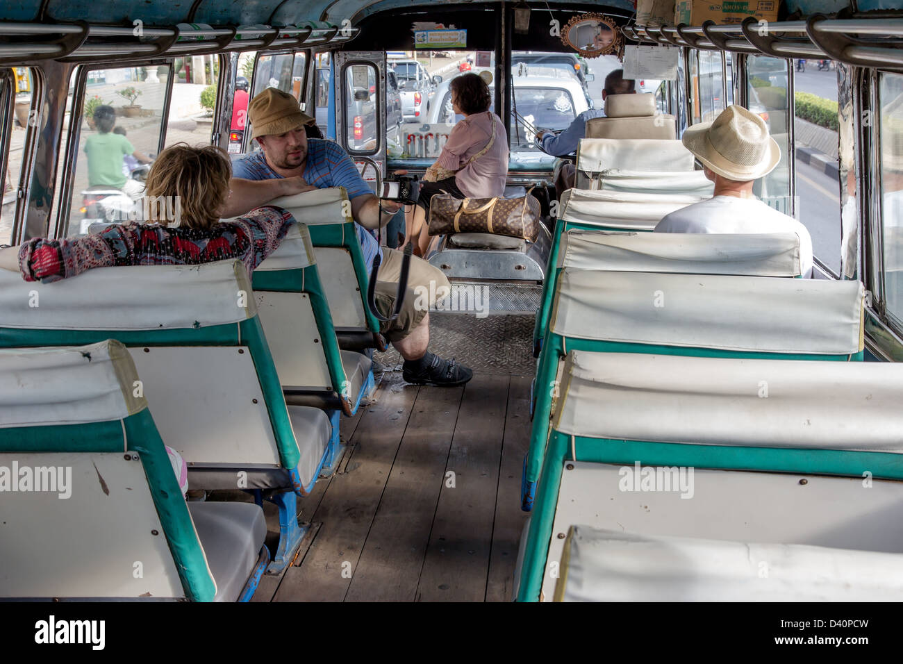 Passagiere sitzen im bus -Fotos und -Bildmaterial in hoher Auflösung ...