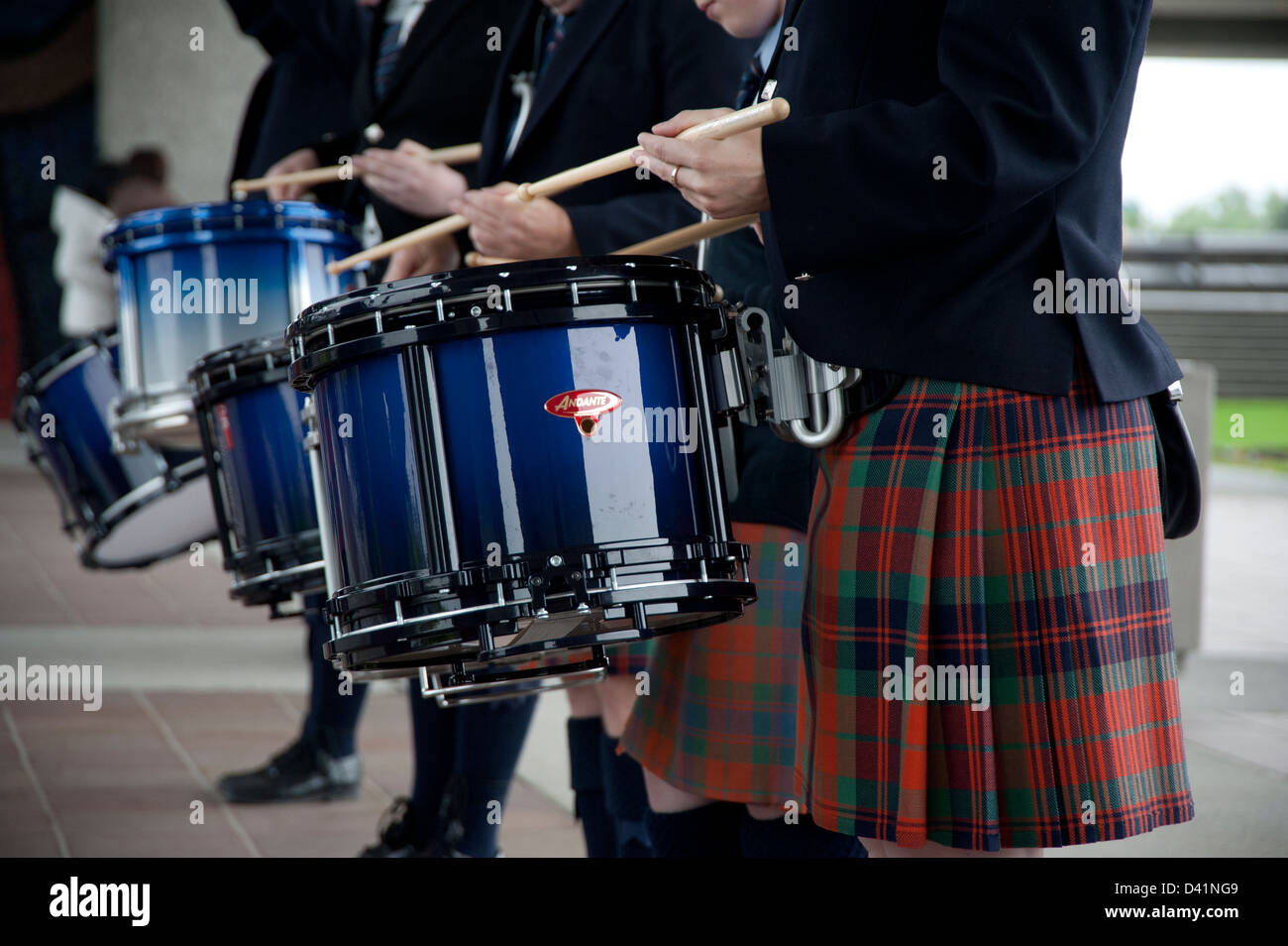 Dudelsack-Band mit Trommler in Kilts Tippen auf Instrumente ...