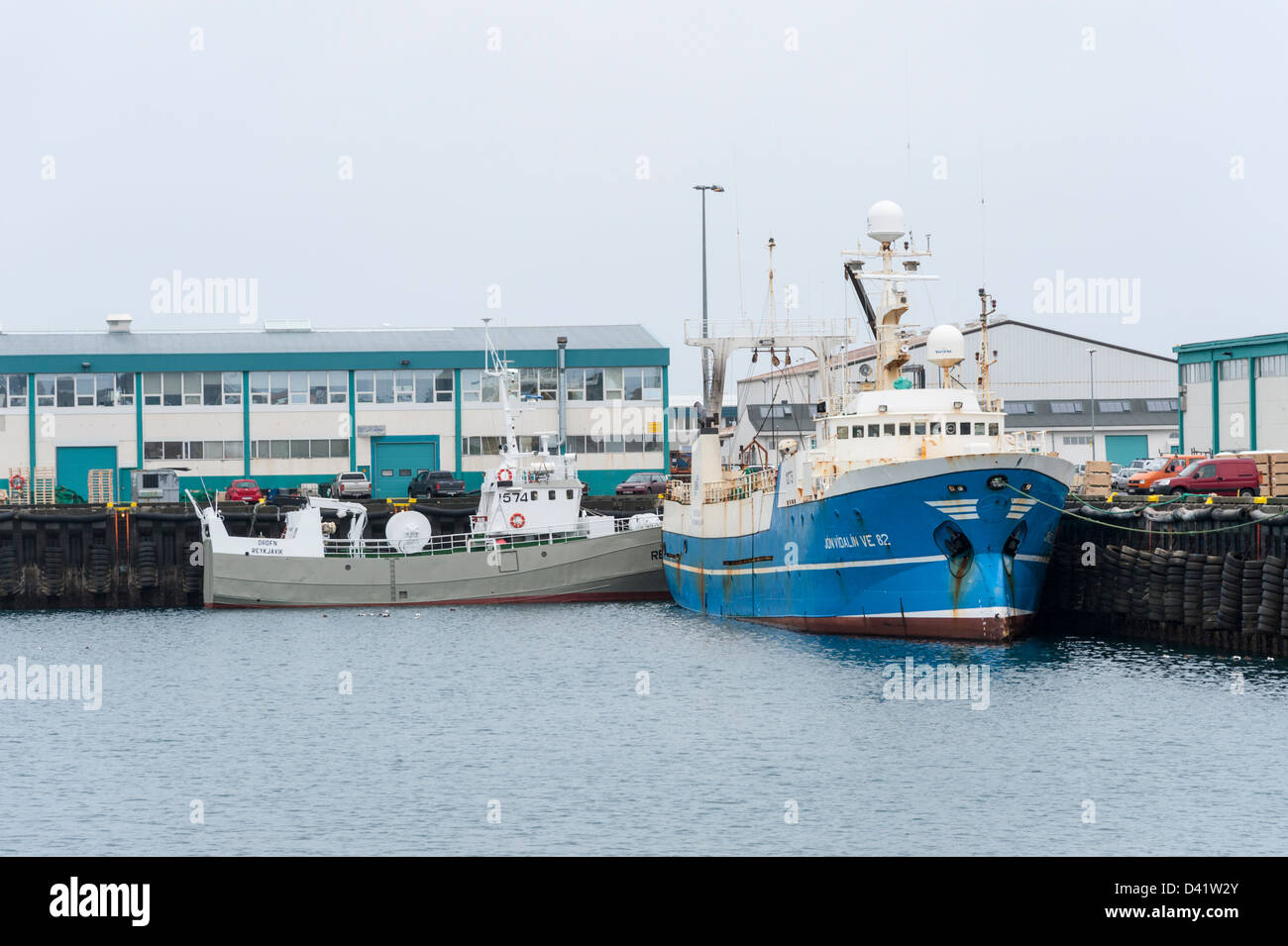 Isländische Angelboote/Fischerboote im Hafen von Reykjavik Island neben ...