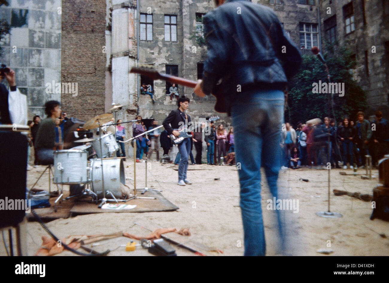 Berlin, DDR, privat organisierte Punk-Konzert im Hirschhof ...