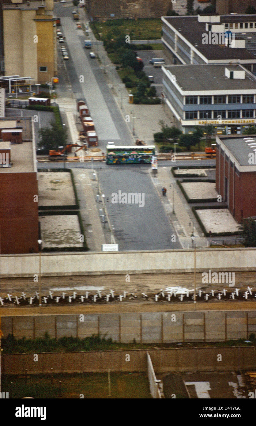 Luftbild berliner mauer -Fotos und -Bildmaterial in hoher Auflösung – Alamy