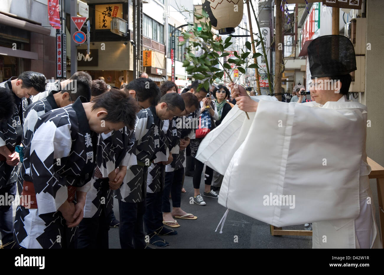 Japan Shinto Bow Stockfotos und -bilder Kaufen - Alamy