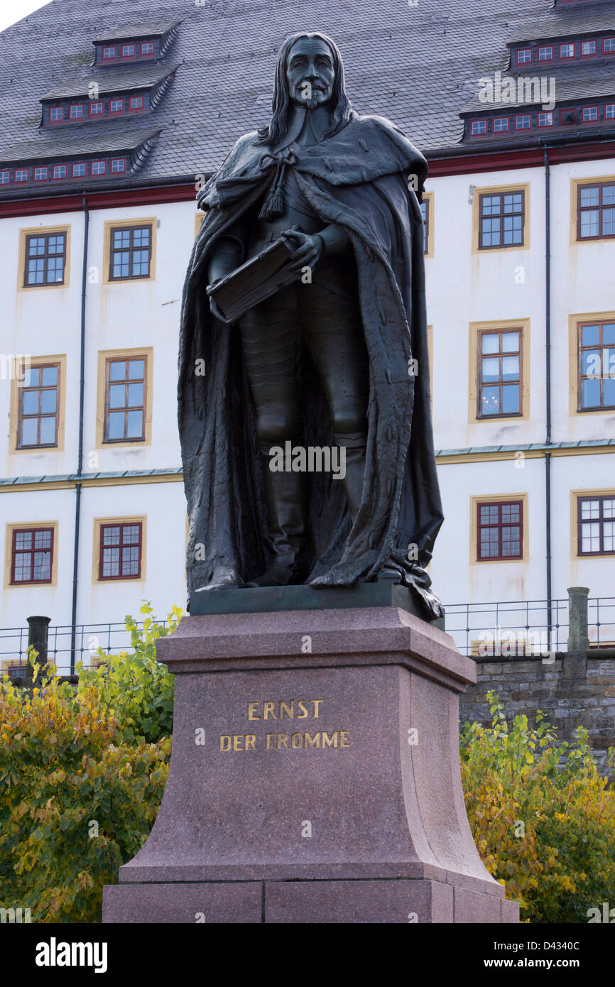 Denkmal Herzog Ernst der Fromme vor Schloss Friedenstein Castle, Gotha ...