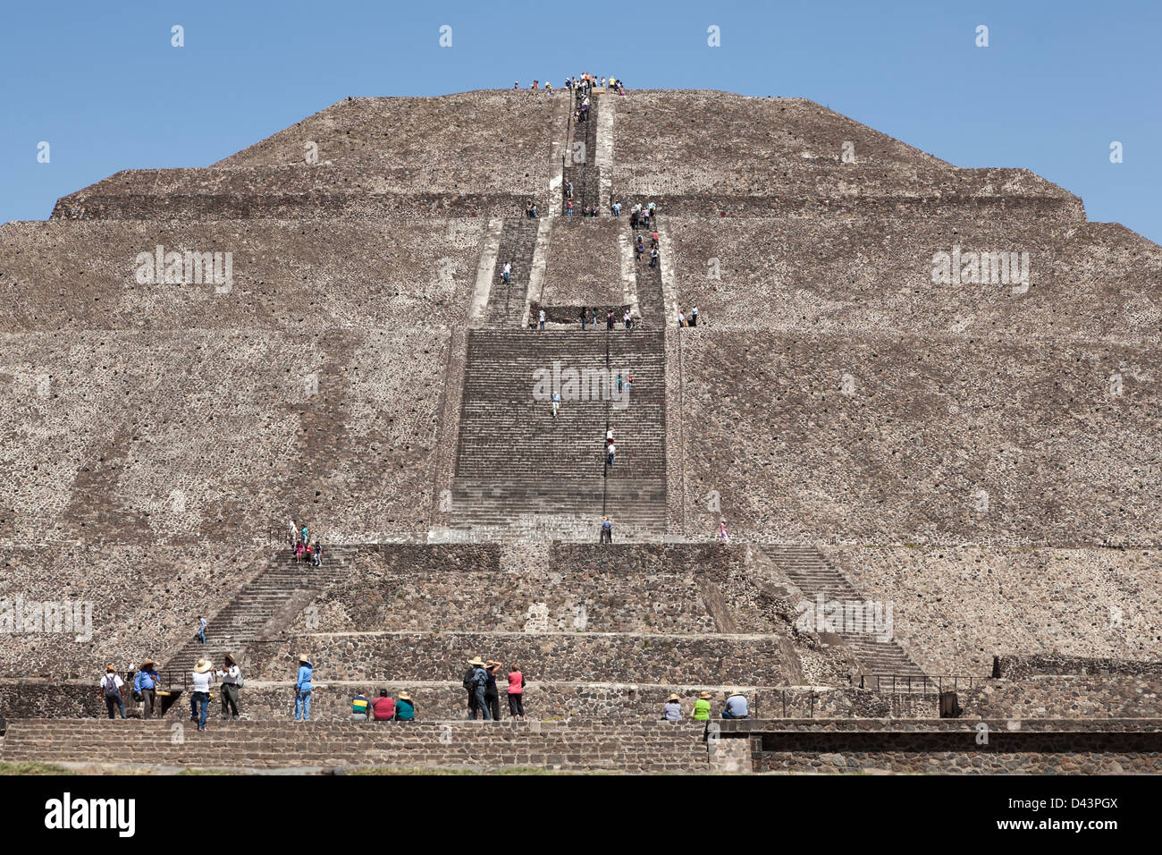 Touristen, die Pyramiden von Teotihuacan in Mexiko. Diese sind Teil der ...