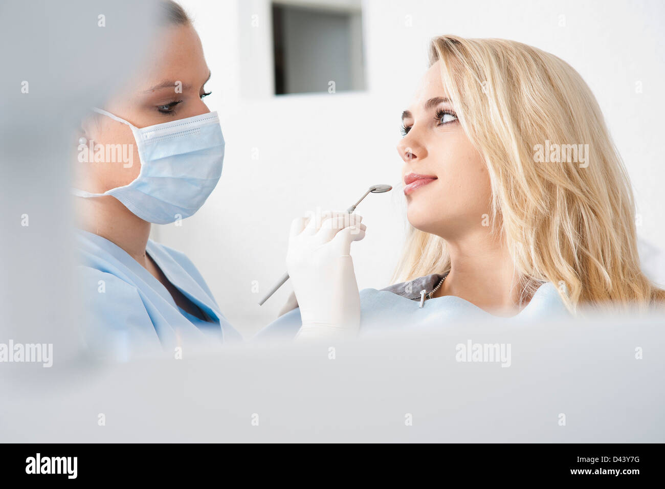 Junge Frau bekommen-Check-Up beim Zahnarzt, Deutschland Stockfotografie - Alamy
