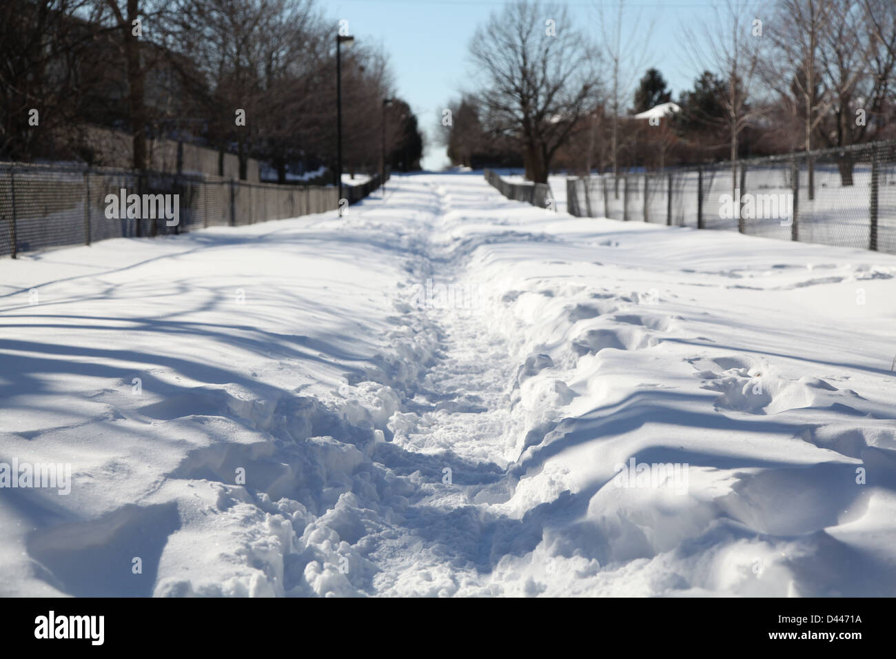 Mit schneebedecktem boden -Fotos und -Bildmaterial in hoher Auflösung ...