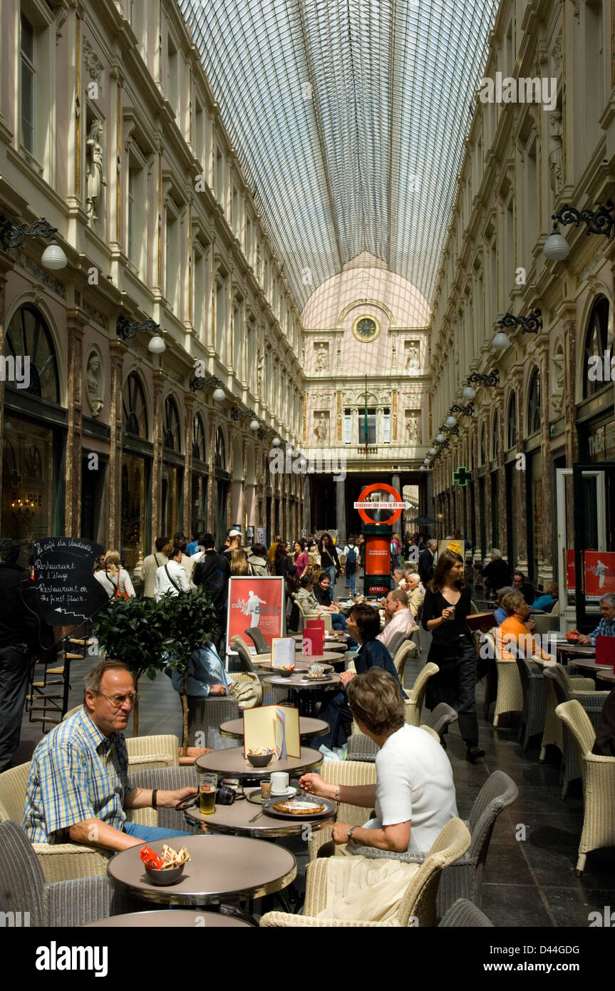 Cafe im shopping Atrium in Brüssel, Belgien Stockfotografie - Alamy