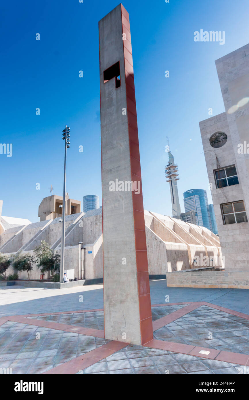 Tel Aviv, Israel. Skulpturen im Museum of Art Piazza. Ein Wehrturm aus ...