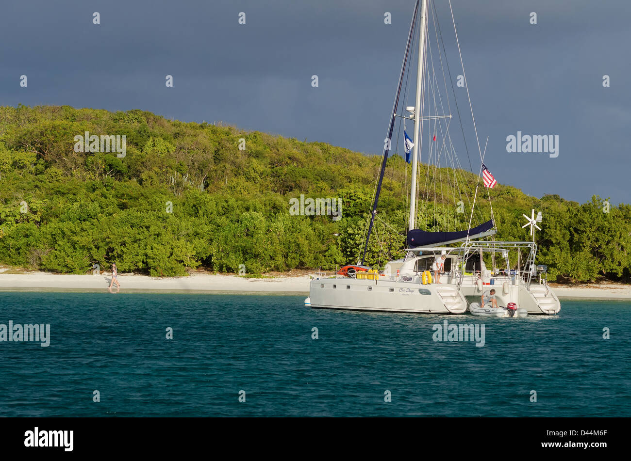 Segelboot vor anker in der bucht -Fotos und -Bildmaterial in hoher ...