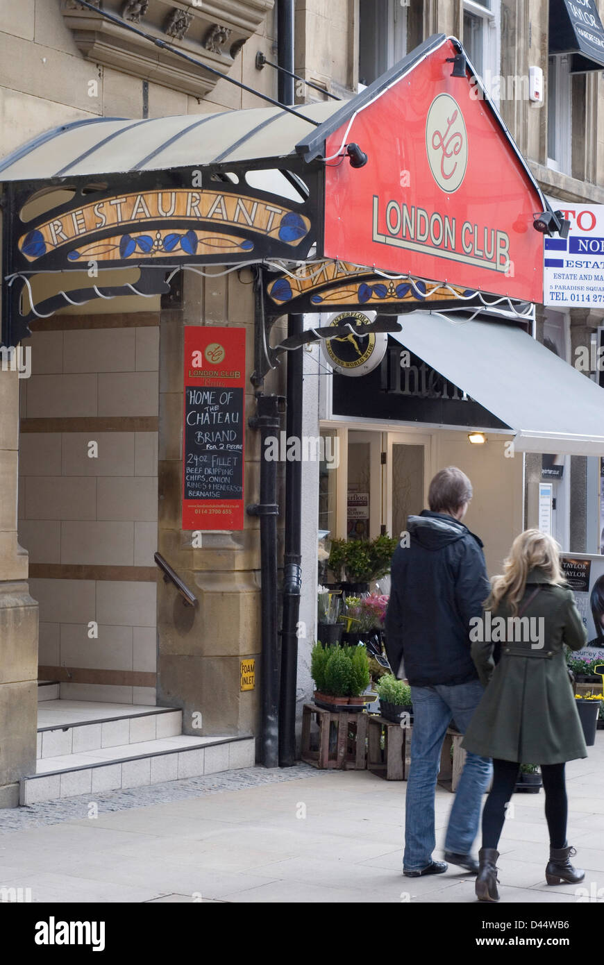 Paare, die hinter dem roten Veranda-Eingang des Londoner Club ...