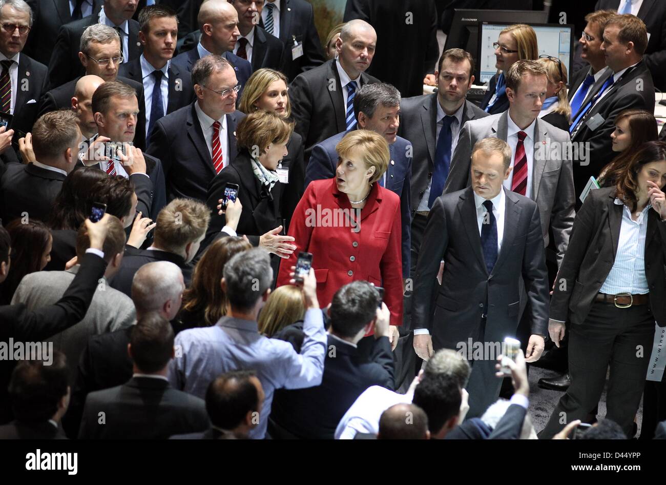 Bundeskanzlerin Angela Merkel (in rot) und Martina Koederitz (C-L ...