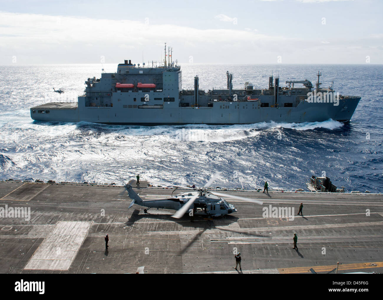 USNS Sacagawea neben USS Enterprise Stockfotografie - Alamy