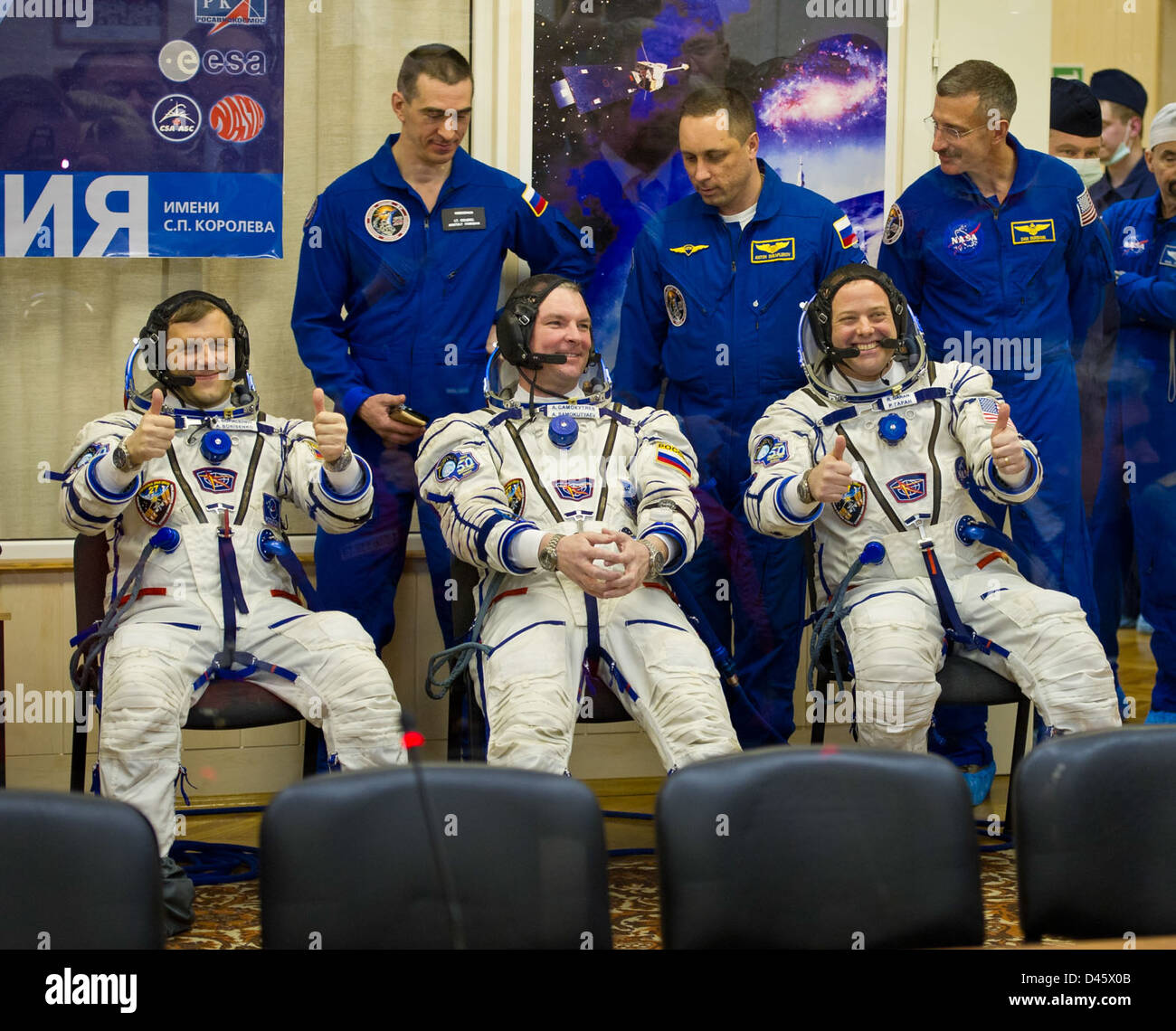 Die Besatzung der Expedition 27, darunter Alexander Samokutyaev, Andrey ...