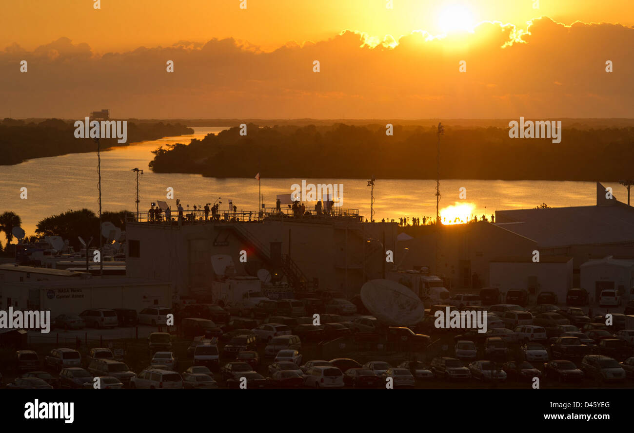 Der Start des Space Shuttle Endeavour (STS-134) vom Kennedy Space ...