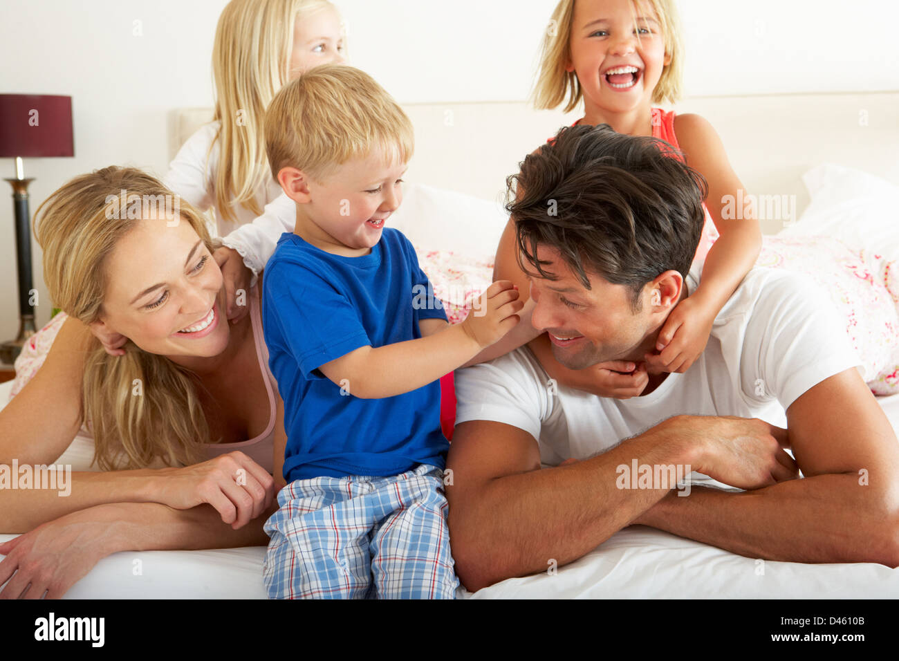 Sohn und papa kuscheln im bett -Fotos und -Bildmaterial in hoher Auflösung - Seite 2 - Alamy