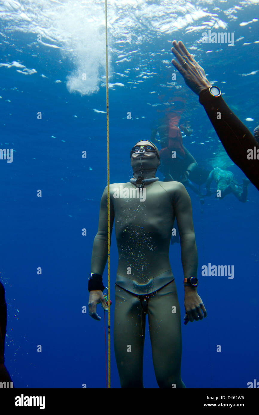 Nick Mevoli Oberflächen aus seinem 91 Meter Tauchgang, die uns Männer ...