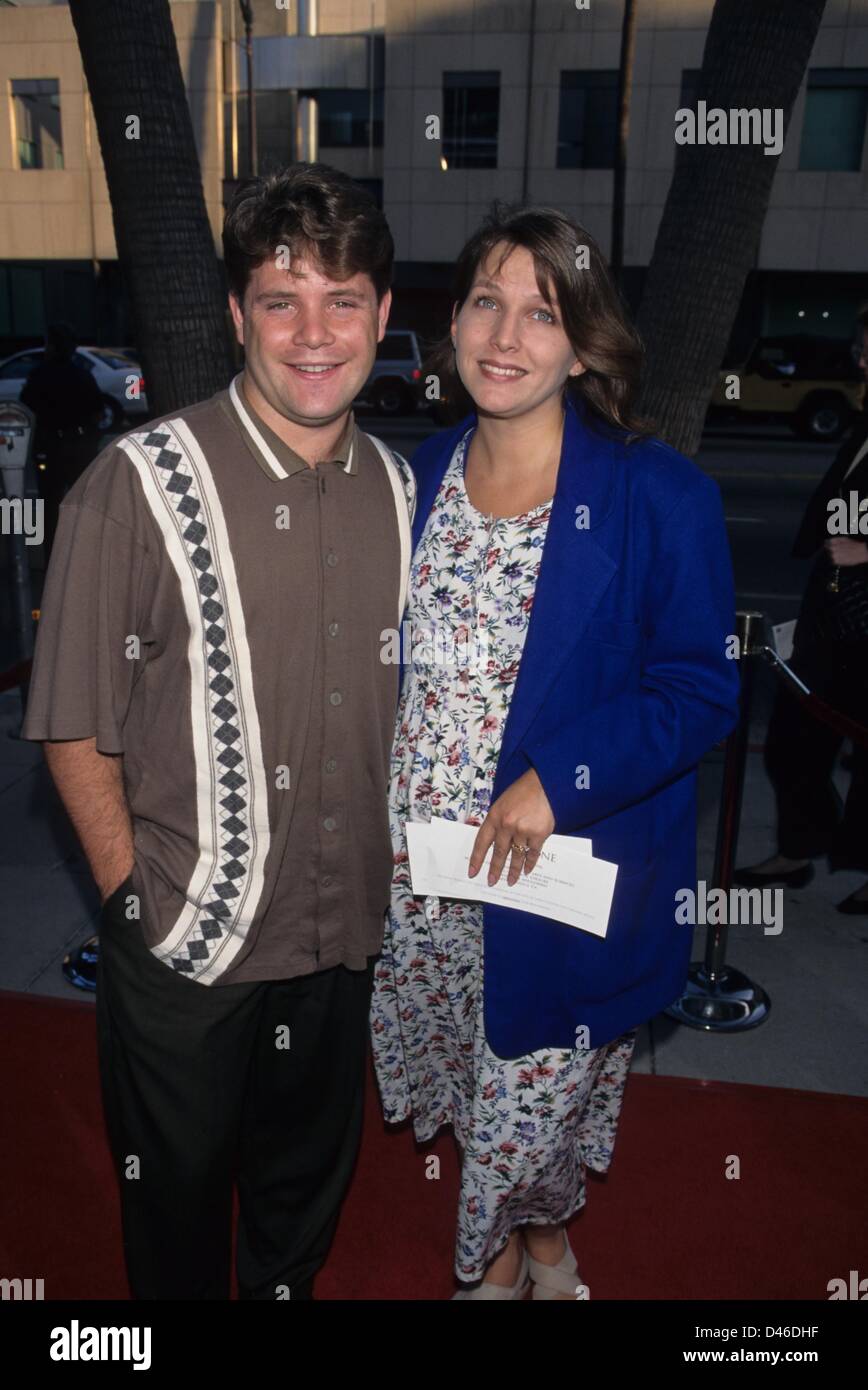 Sean astin wife christine harrell -Fotos und -Bildmaterial in hoher ...