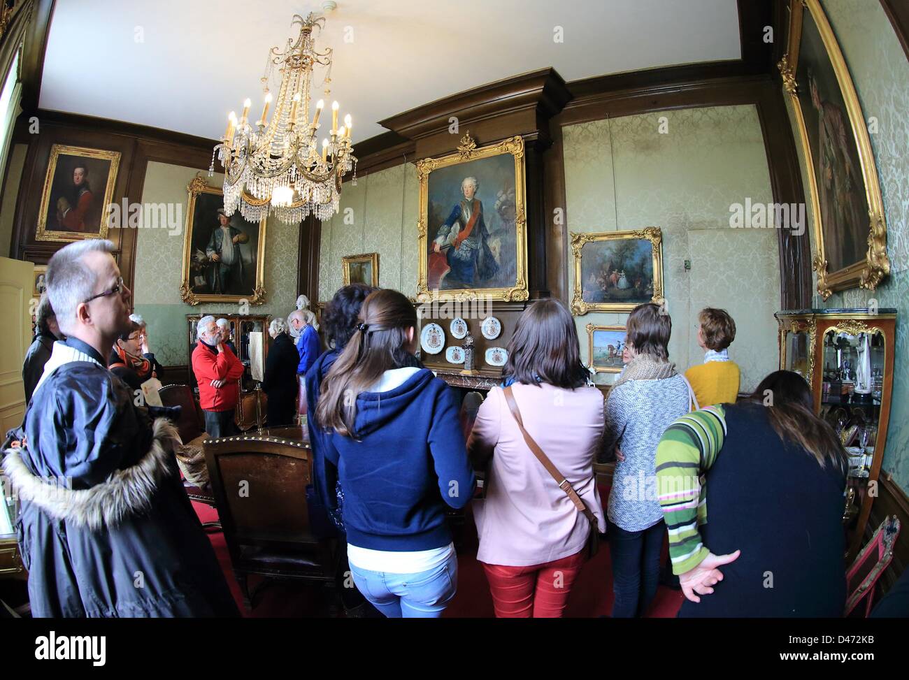 Besucher untersuchen das Raucherzimmer in Doorn Manor in Doorn ...
