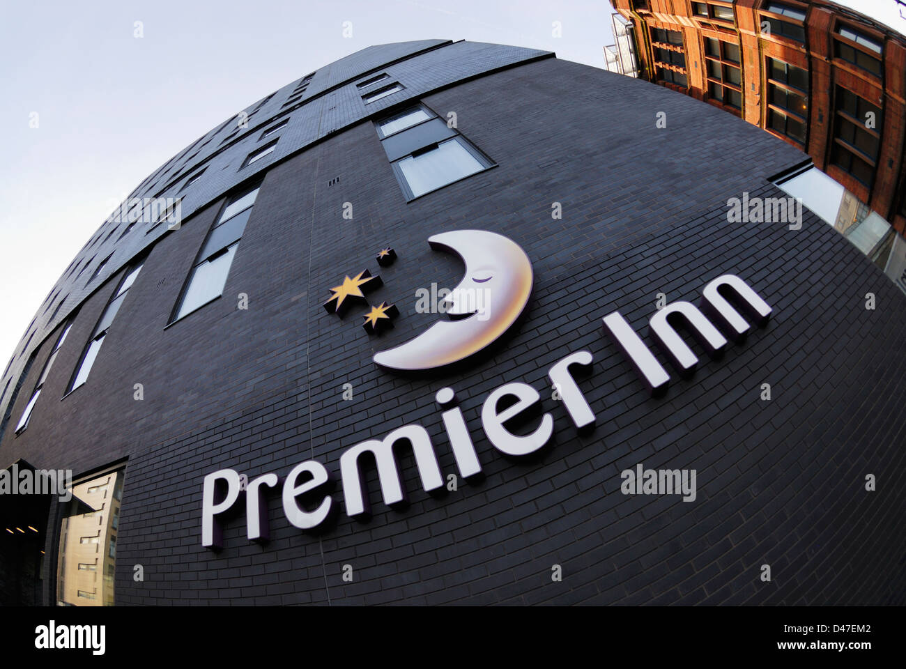 Premier Inn Zeichen und Logos auf der Seite ihre Hotels in Manchester ...