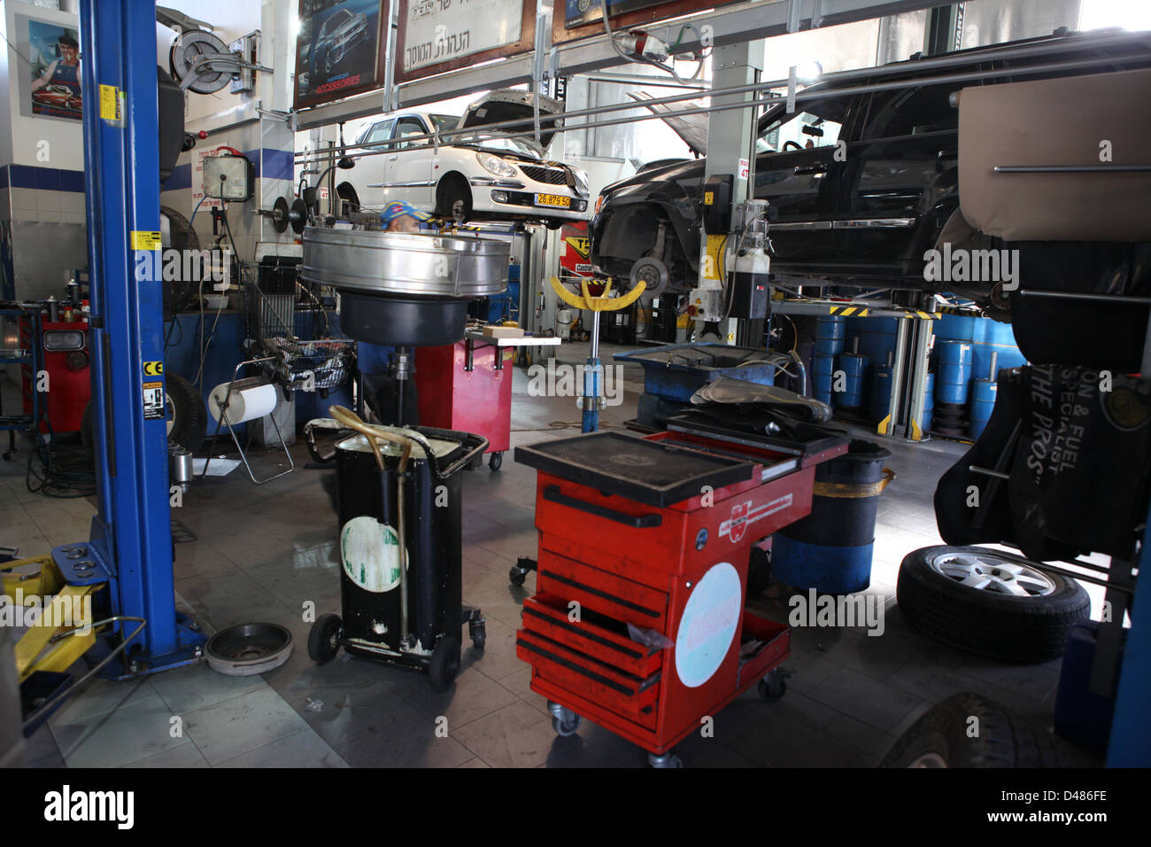 Auto bei einer Werkstatt gewartet wird Stockfotografie - Alamy