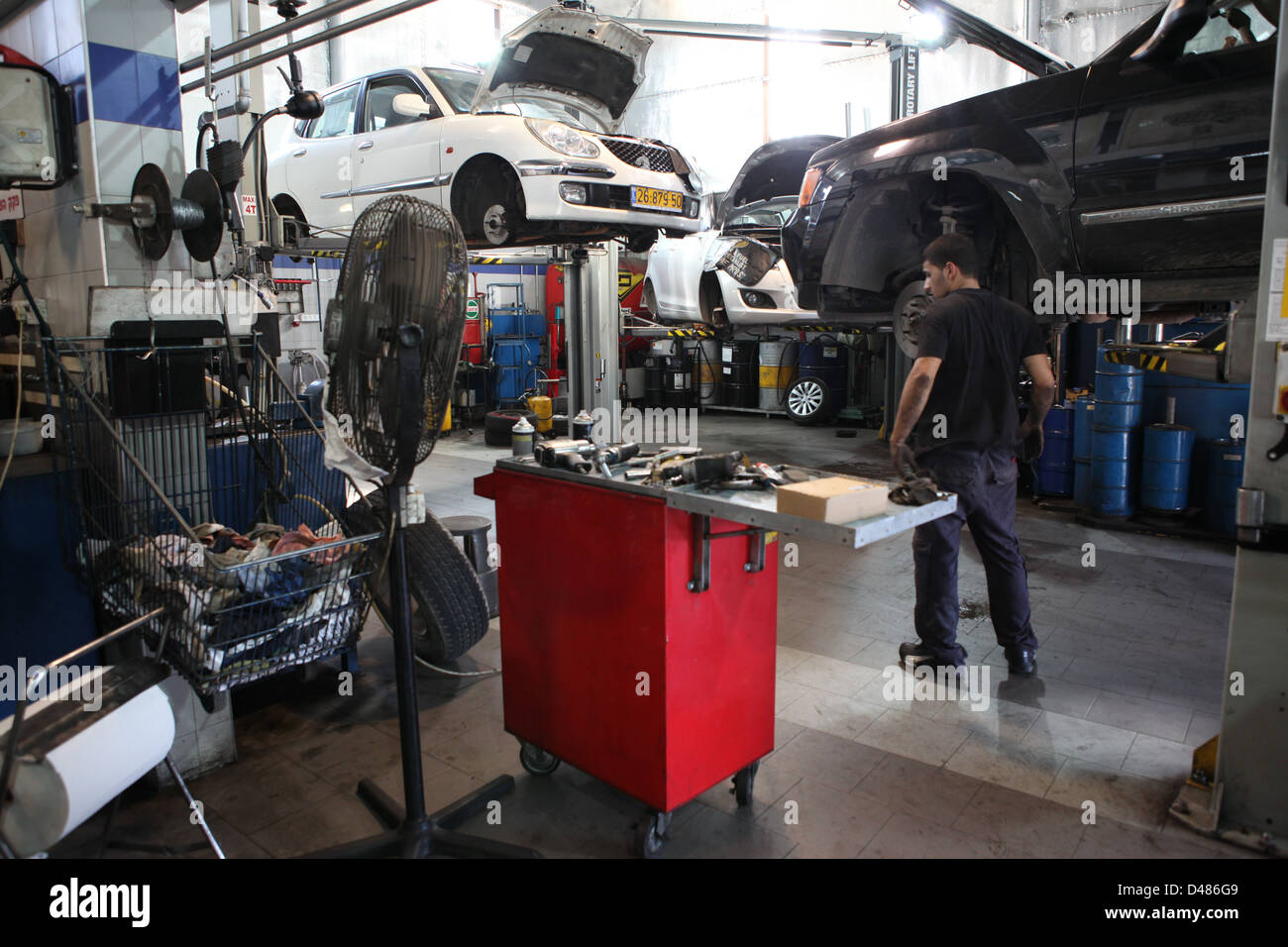Auto bei einer Werkstatt gewartet wird Stockfotografie - Alamy