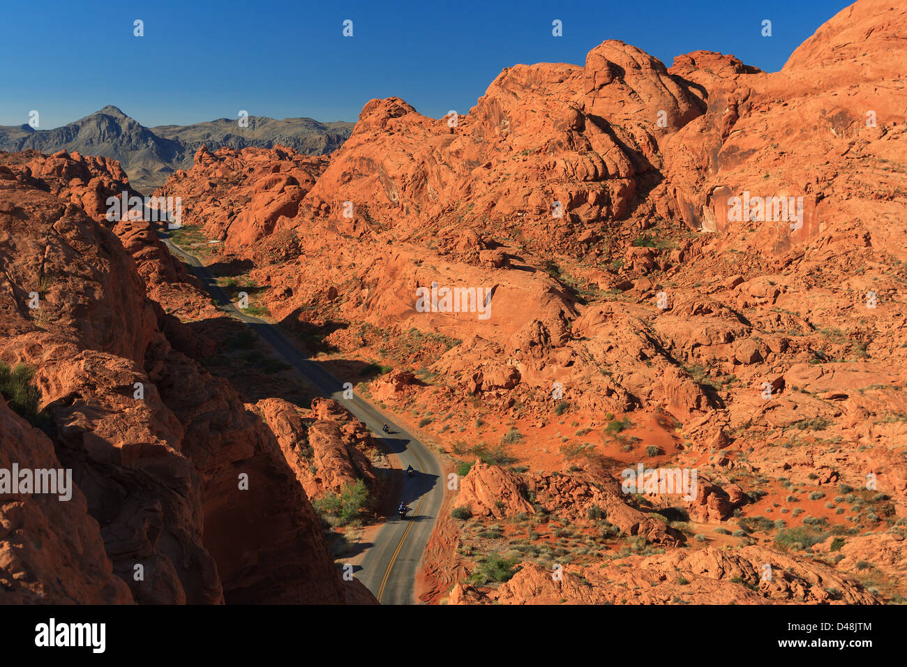 Valley of Fire State Park, kurvenreiche leere Straße gepflastert durch ...