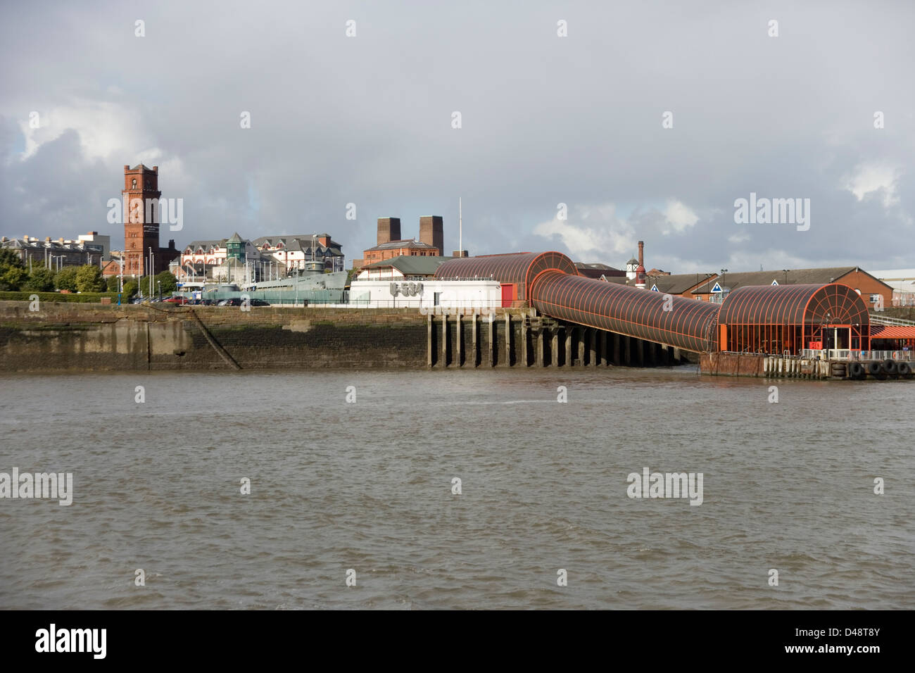 Deutsche U-534 u-Boot in Woodside Fuß Ferry Terminal und Birkenhead und ...