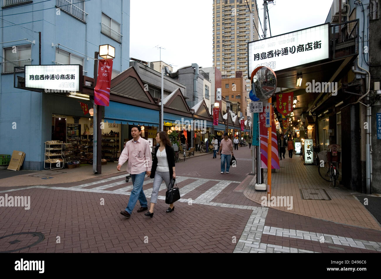 Straße laufen durch ein Manjayaki Restaurant-Viertel, wo man genießen ...