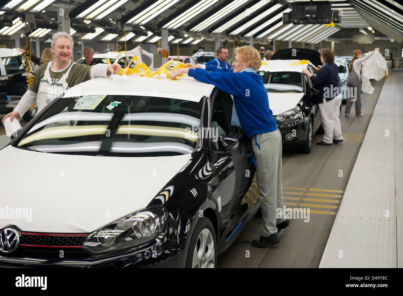 Vw mitarbeitern produktion -Fotos und -Bildmaterial in hoher Auflösung ...