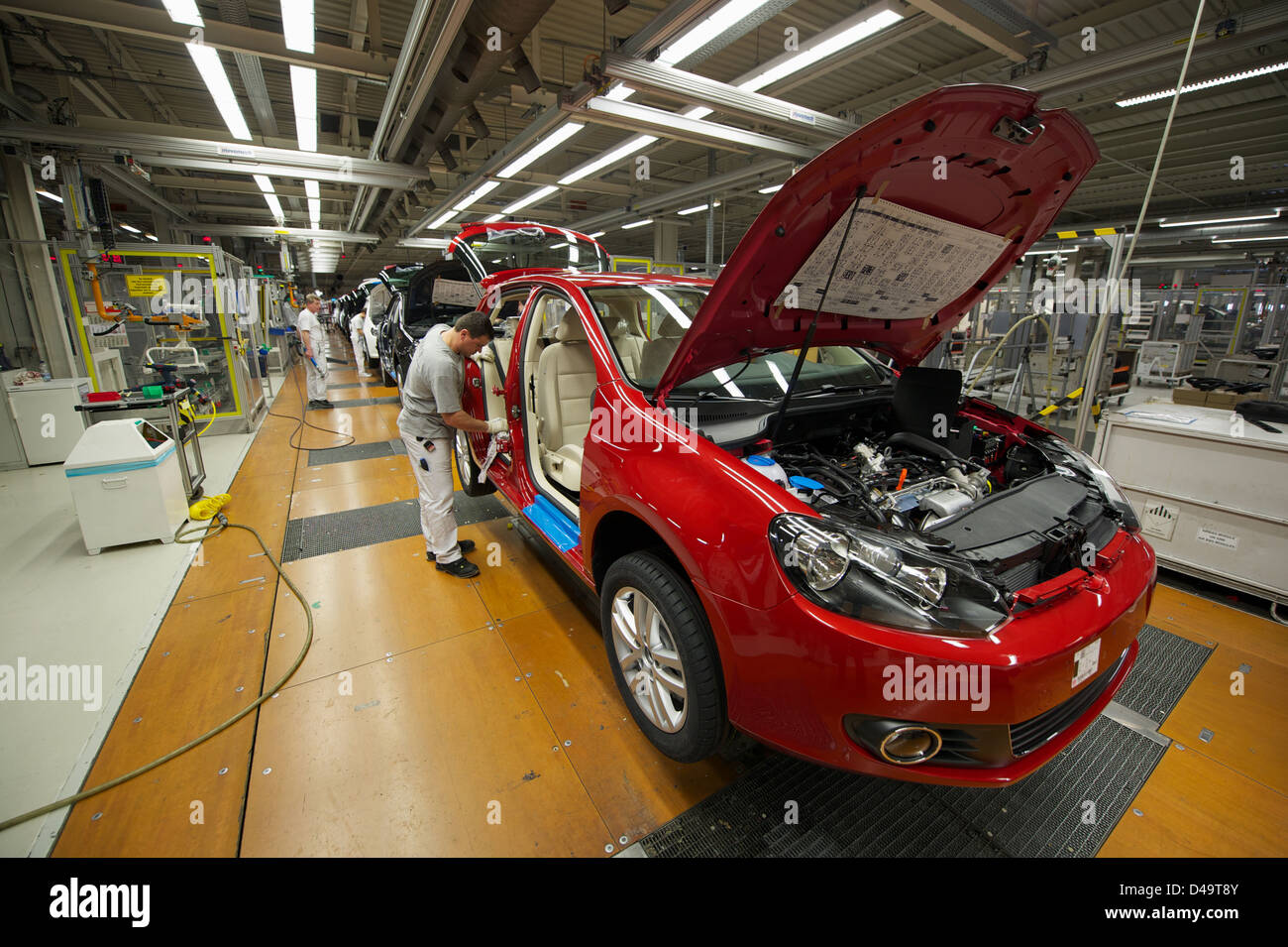 Vw mitarbeitern produktion -Fotos und -Bildmaterial in hoher Auflösung ...