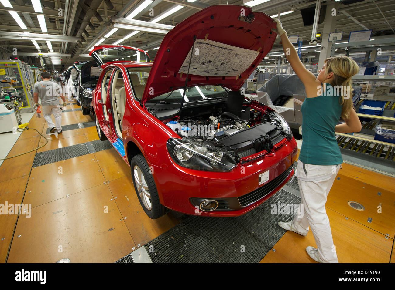 Vw mitarbeitern produktion -Fotos und -Bildmaterial in hoher Auflösung ...