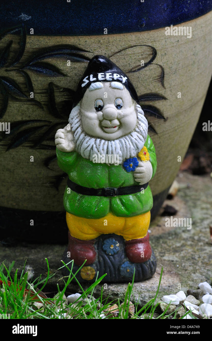 Einer der Zwerge im Märchen als ein Gartenzwerg verdoppeln ...