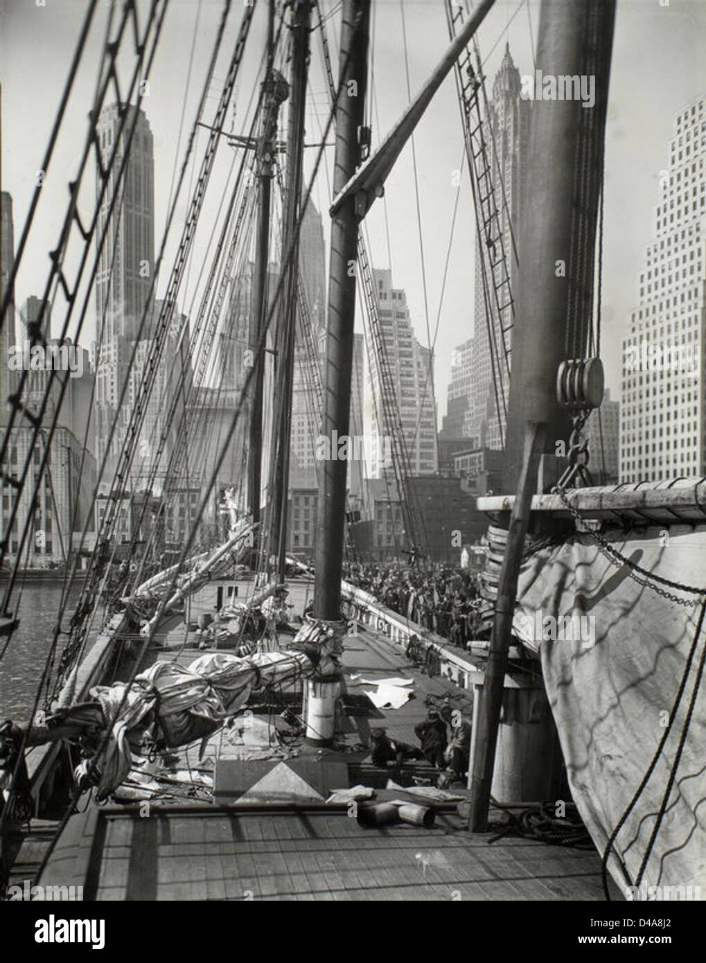 Dieses Foto aus dem Jahr 1936 zeigt Theoline am Pier 11 am East River ...