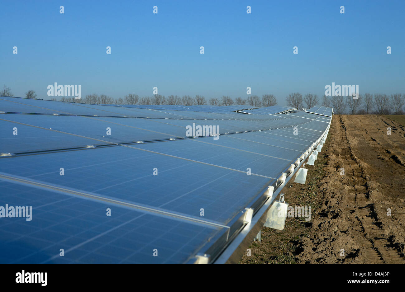 Eine PV-Anlage auf einem Feld im Havelland Ketzin, Deutschland ...