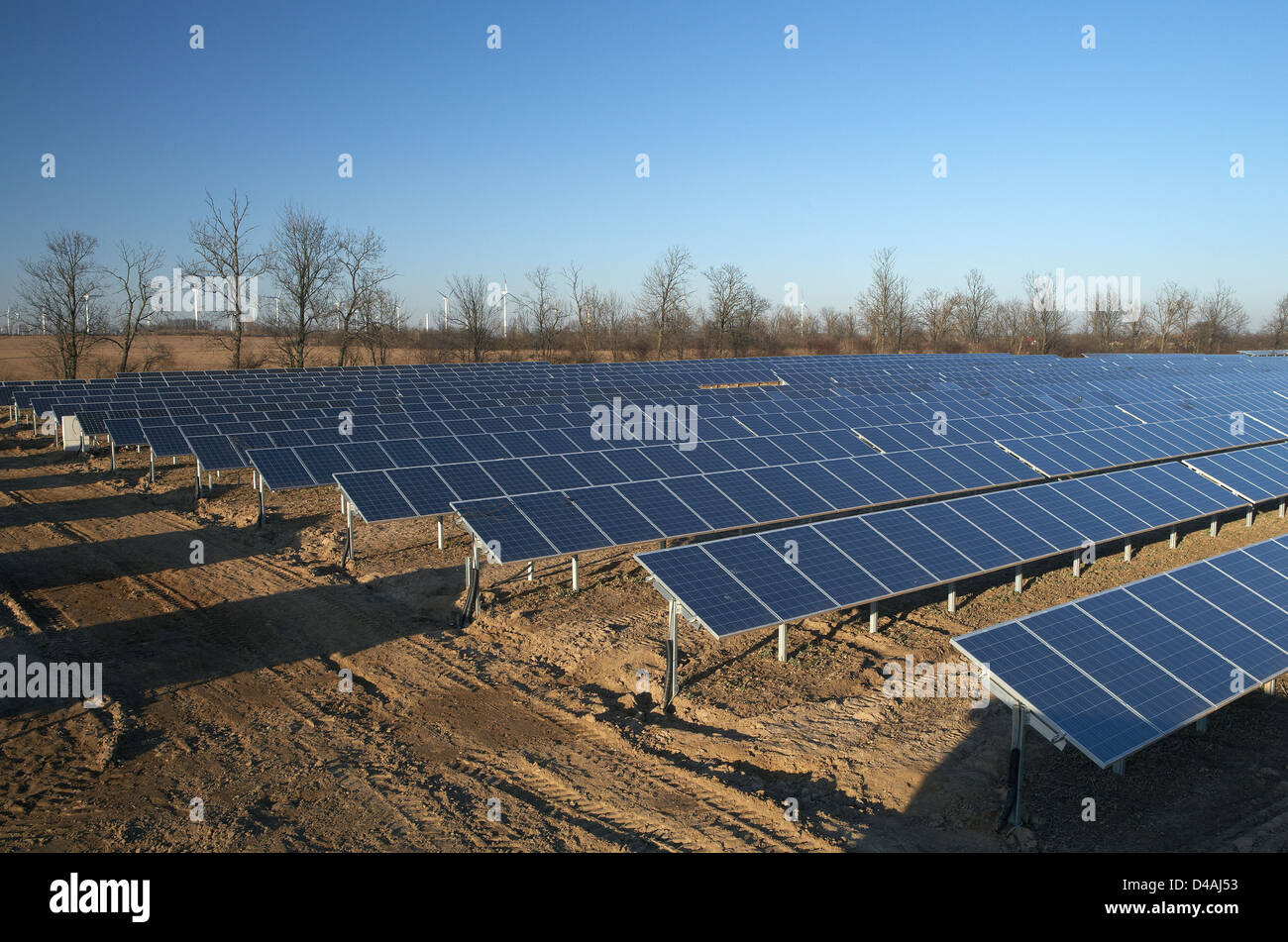Eine PV-Anlage auf einem Feld im Havelland Ketzin, Deutschland ...