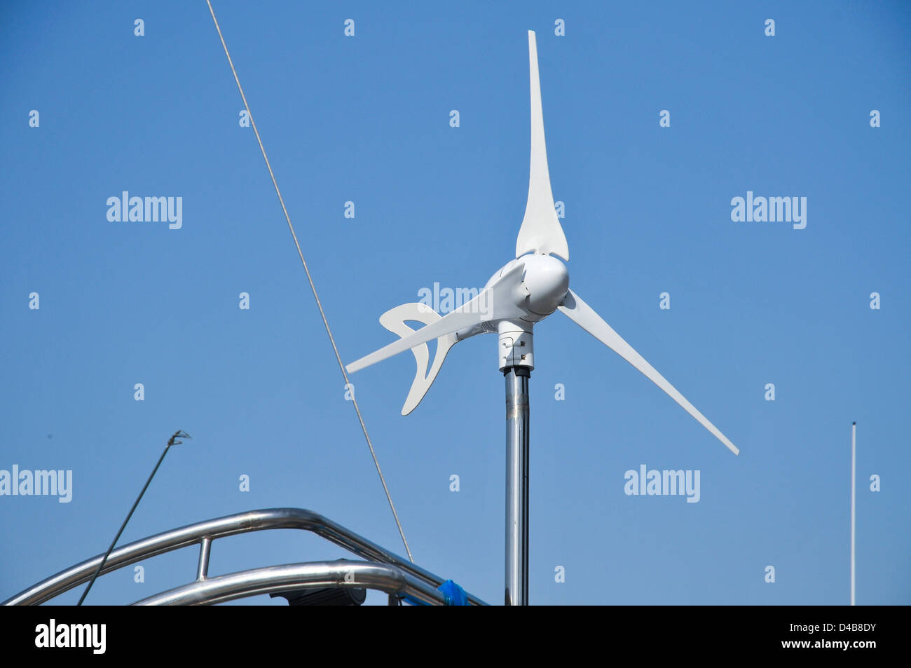Yacht windgenerator -Fotos und -Bildmaterial in hoher Auflösung – Alamy