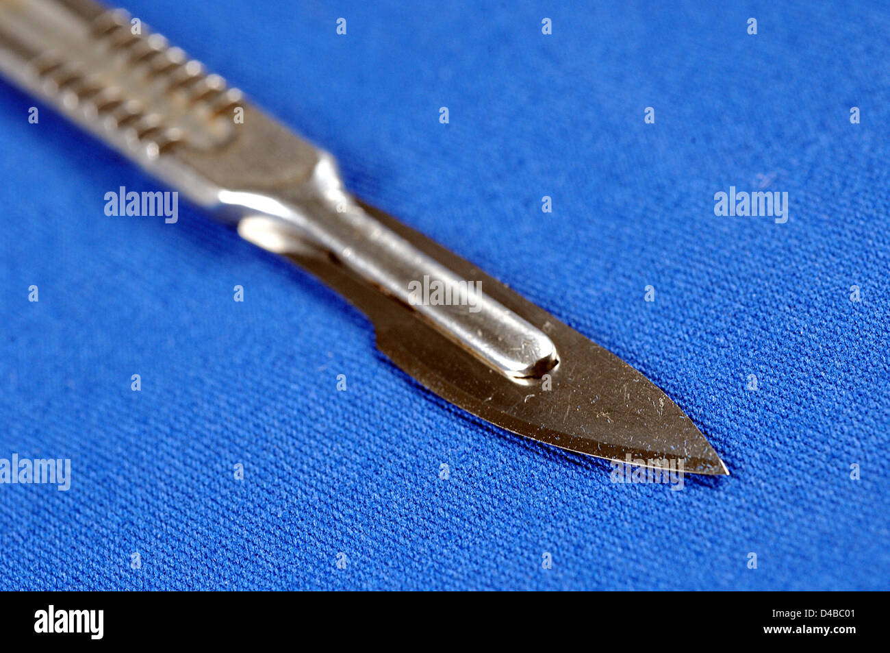 Skalpellklinge auf blauer tabelle -Fotos und -Bildmaterial in hoher ...