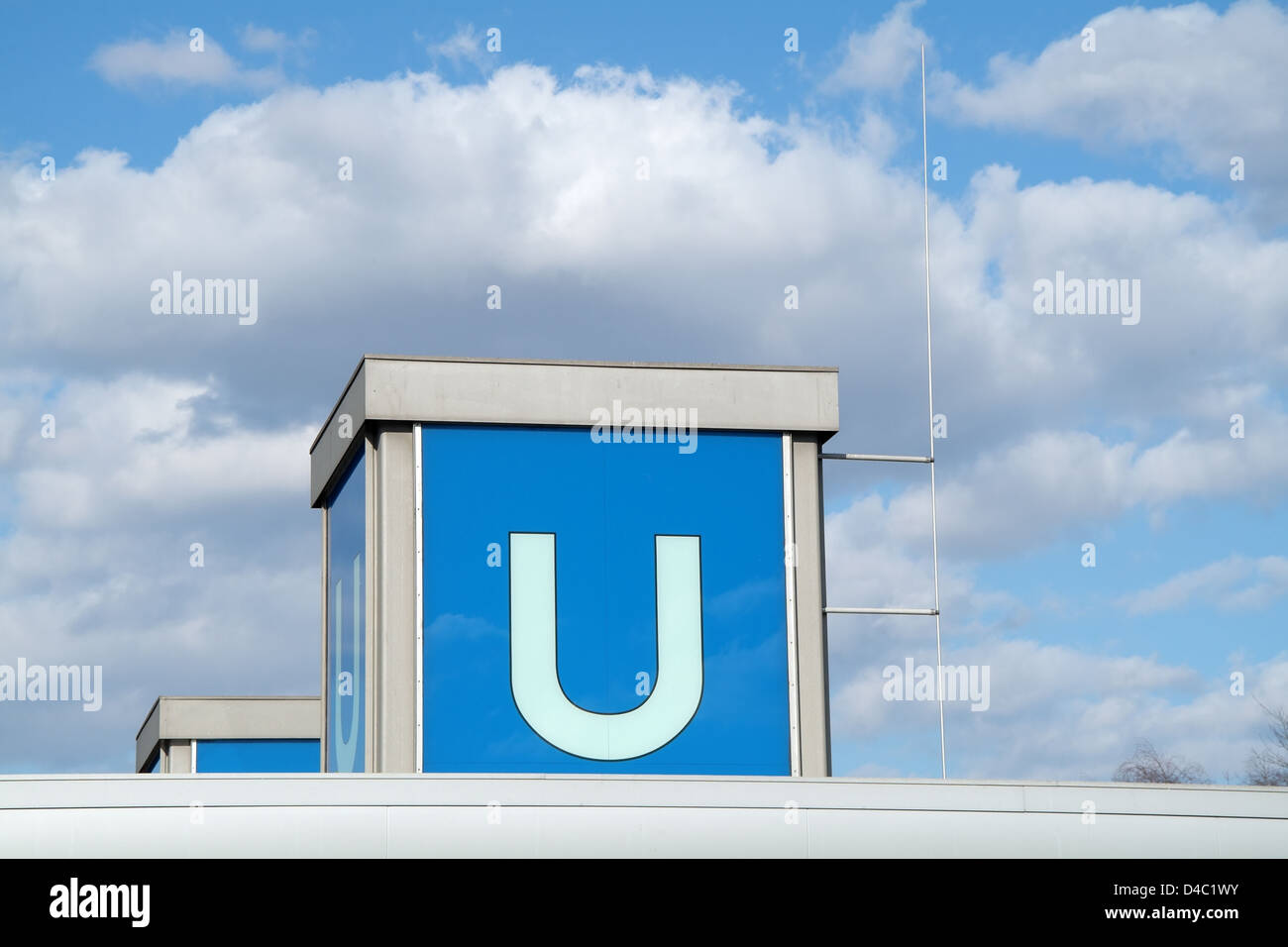 U bahn zeichen -Fotos und -Bildmaterial in hoher Auflösung – Alamy