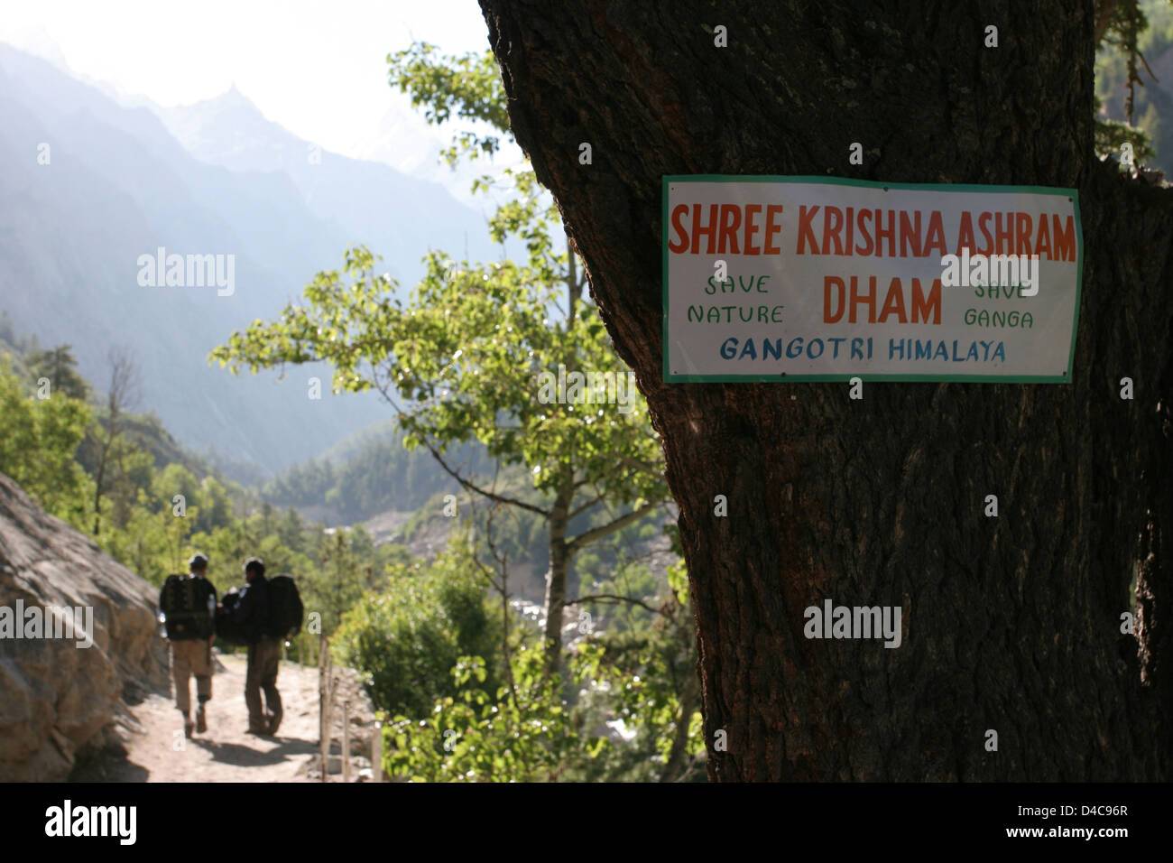 Ein Tourist und seine Träger auf dem Weg von Gangotri nach Gaumukh die ...