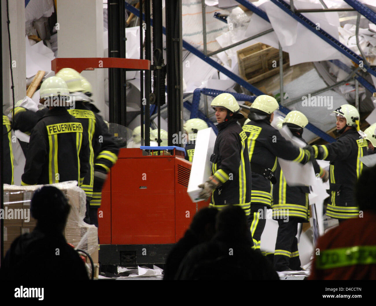 Retten Sie Arbeitnehmer Stand am eingestürzten Rack auf ein Papier Lagerhaus der Papierfabrik ...