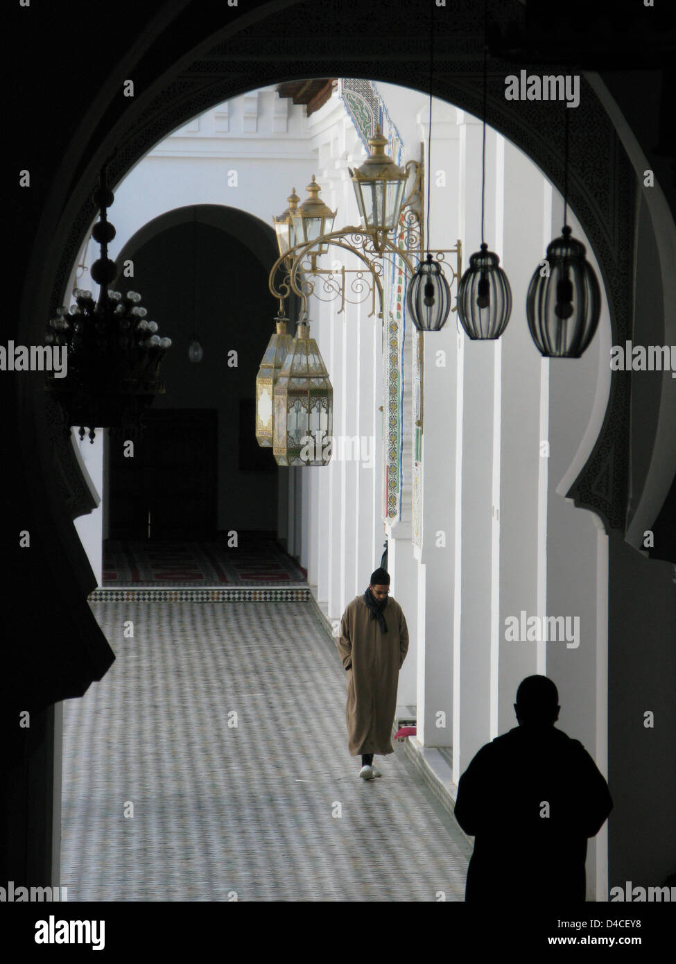 Das Bild zeigt eine Moschee in der Altstadt von Fes, Marokko, 15 ...