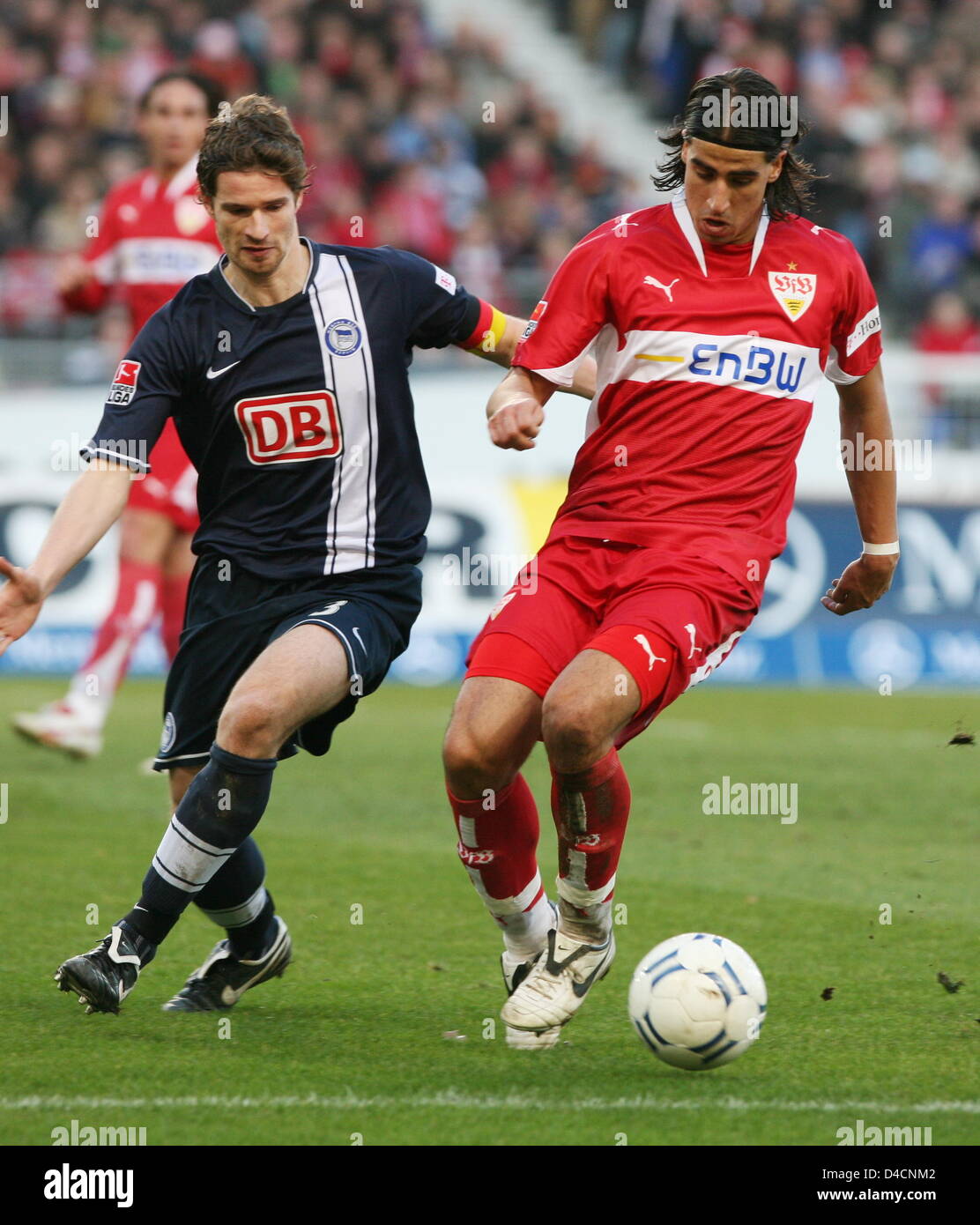 Stuttgarter Sami Khedira (R) wetteifert um den Ball mit der Berliner ...