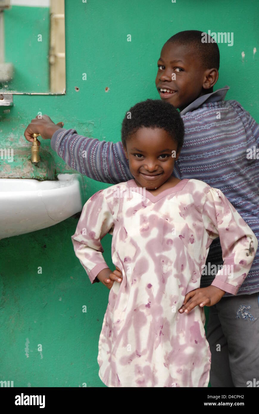 Ein Junge und ein Mädchen sind ein Waschbecken in der Mama Fatuma ...
