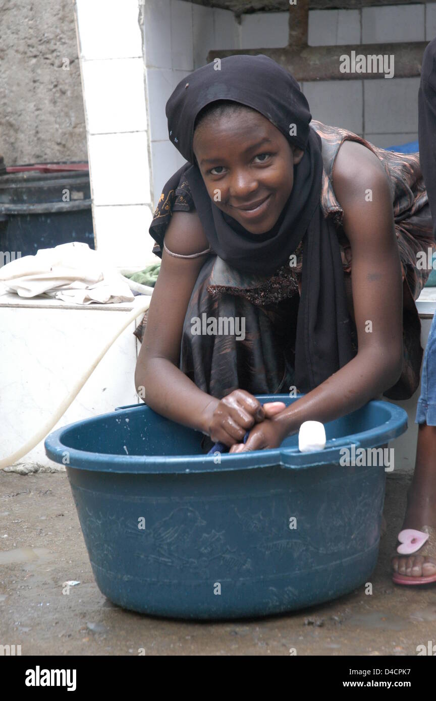 Ein Mädchen wird die Wäsche in die Mama Fatuma Kinderheim Waisenhaus im ...