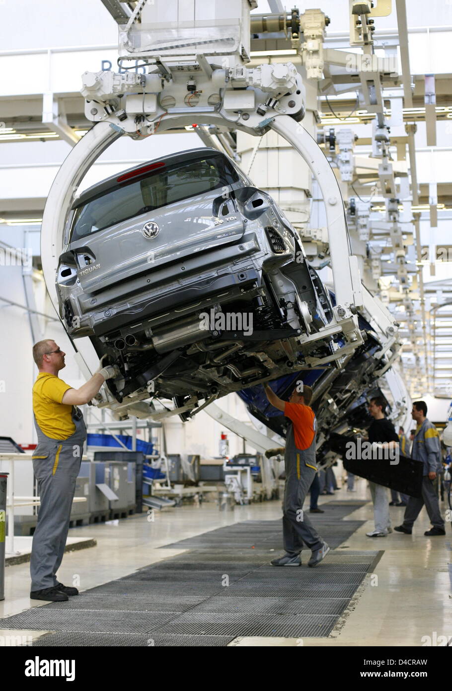 Außertariflich der Auto 5000 GmbH montieren Volkswagen (VW) Tiguan und ...